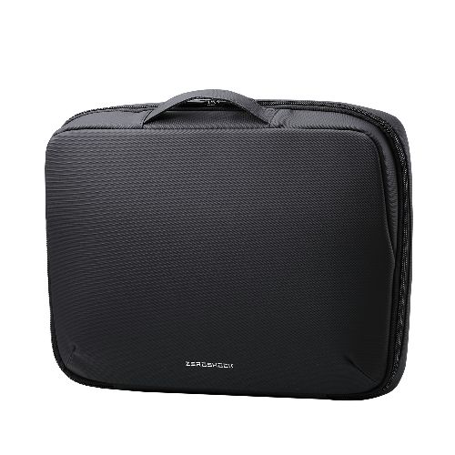 ■大切なノートパソコンを衝撃から守る”ZEROSHOCK”インナーバッグです。■本体内装パソコン収納部には、軽量化と衝撃吸収を両立する低反発ウェーブカットウレタンフォームを内蔵しています。■表面生地は、マットな質感で落ち着いた風合いの樹脂コ...