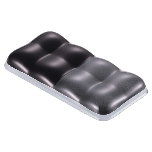 ■程よい弾力のゲルが優しく手首をサポートする、リストレストショートです。■マウスやテンキーの操作をより快適に行えるショートサイズです。■TPU素材で透明感のあるツートンカラーがインテリアのアクセントになります。■手洗い可能で、清潔に使用でき...