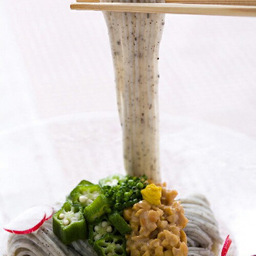 手延べ黒ごま麺45g×20束山一手延べ製法の技術によって黒ごまの香りを麺の中に封じ込め、食感では独特のつるみと歯ごたえが麺通をも唸らせるほどの逸品です。　