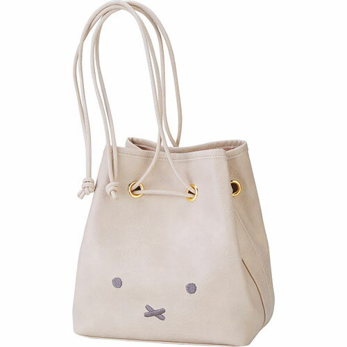 ■内側＝ファスナーポケット×1、オープンポケット×1■開閉＝巾着式■カラー＝グレージュ大人可愛いデザインで幅広い年代の方に使って頂ける巾着ショルダーです。高級感のあるシボ合皮を使用し、お顔刺繍もポイントの一つです。内装ポケットも付いているの...