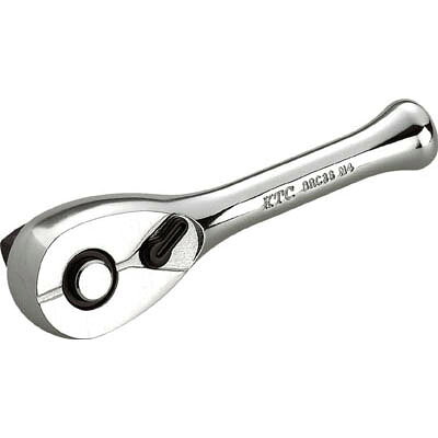 ■コンパクトショートタイプです。狭い場所での作業に最適です。■ユニオン機構採用で不用意なソケットの落下も防止します。■一体式クロウ採用でヘッド厚さは当社従来比20%減のコンパクトヘッド化しました。■36枚ギアを採用し、細かな送り角度を実現す...