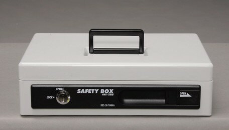 ■商品説明グリーン購入法適合商品のA5サイズ手提げ金庫です。コインカウンタートレーと札入れのダブルトレータイプ。またコインカウンターはスライドして開くので見やすくなっています。高さ8cmの引出しに入る薄さで、置く場所に困らないコンパクトなサ...