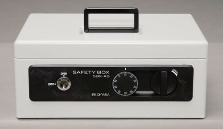 ■商品説明グリーン購入法適合商品のA5サイズ手提げ金庫です。シリンダー錠とダイヤル錠のダブルロックでしっかりと中身を保管し、安全です。コインカウンタートレーと札入れのダブルトレータイプ。コインカウンターはスライドして開くので見やすくなってい...