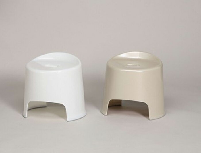 ■商品説明銀イオン・バクテキラー・撥水剤によりトリプル効果（抗菌・防カビ・撥水）がある浴用いすです。座面を高くしてあるので、身長の高い方やしゃがみこむ姿勢が苦手な方でも立ち座りの動作が楽に行えます。◆家庭日用品