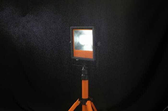 ■商品説明●地表全体を均一に照らすことができるLEDスタンドライトです。屋内・屋外兼用で使用できる防雨型です。●地表全体を均一に照らすことができるLEDスタンドライトです。