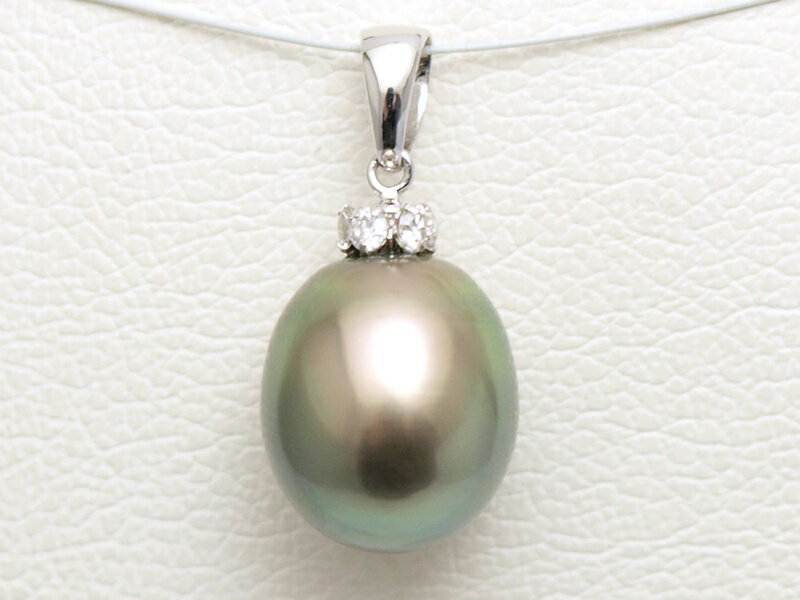 楕円形の美しい珠にダイヤ5石の王冠。 見る角度によってブラウン系にも見える魅惑のカラー。本質の良さが実感できます。 全体について 真珠の種類 タヒチ黒蝶真珠 真珠のサイズ 11.7mm×13mm 形 オーバル 色 グリーンブラック 照り 上...