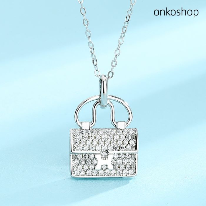 onkoshopネックレスは、シルバーのバッグ型ペンダントが特徴です。普段使いに最適で、可愛らしいデザインが魅力的です。このネックレスは、シンプルながらもおしゃれな印象を与え、どんなスタイルにも合わせやすいアイテムです。バッグモチーフがユニ...
