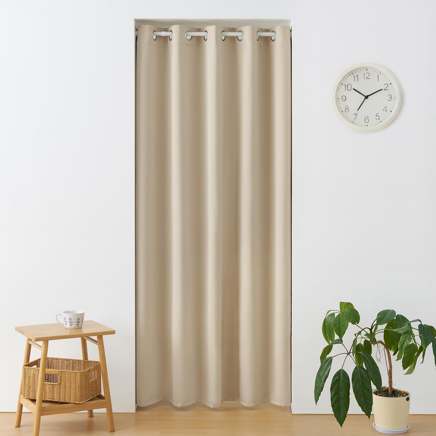 ・サイズ:丈180cm×幅120cm ・対応設置幅:60~80cm ・取付方法:ハトメタイプ ・素材:ポリエステル100% ・遮光性能:1級遮光(遮光率99.99%以上) ・機能:遮熱保温、ウォッシャブル ・生地の厚み:厚手