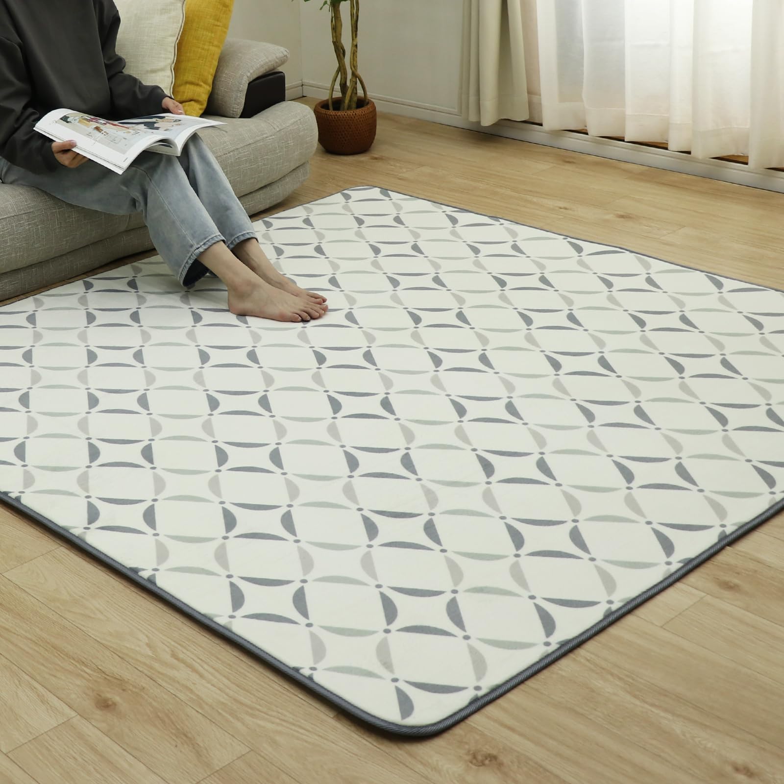 ・サイズ:200×250cm(約3畳) ・表地素材:ポリエステル100% ・中材素材:ウレタンフォーム約8mm(加工前) ・裏面素材:不織布(滑り止め加工) ・重量:約2.4kg ・生地密度:180g/m2 ・機能:滑り止め加工、軽量設計、...