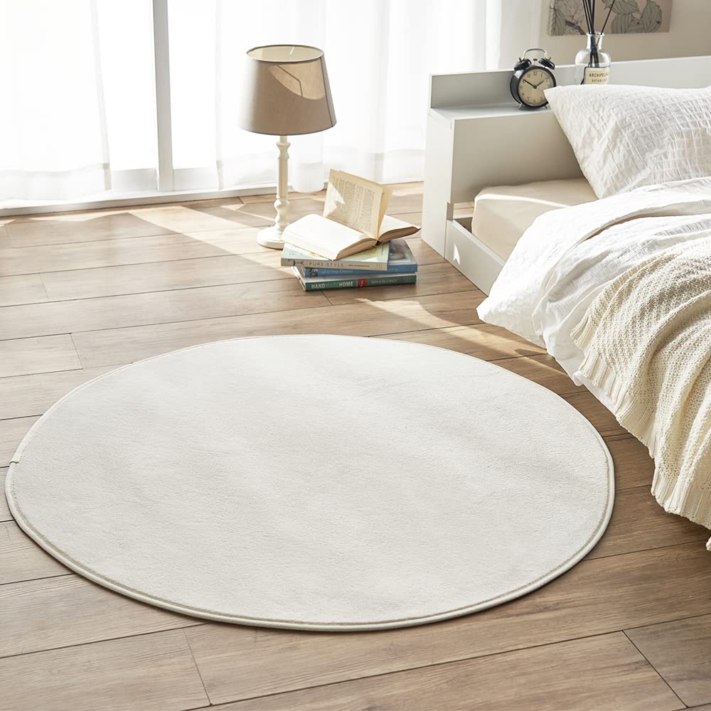 ・サイズ:幅約100cm×奥行約100cm×高さ約0.8cm ・重量:約400g ・材質/表面:ポリエステル100% ・材質/裏面:不織布 ・材質/中材:ウレタンフォーム ・機能:滑り止め付き、洗濯機で丸洗い可能(ドラム式洗濯機不可)、防ダニ加工