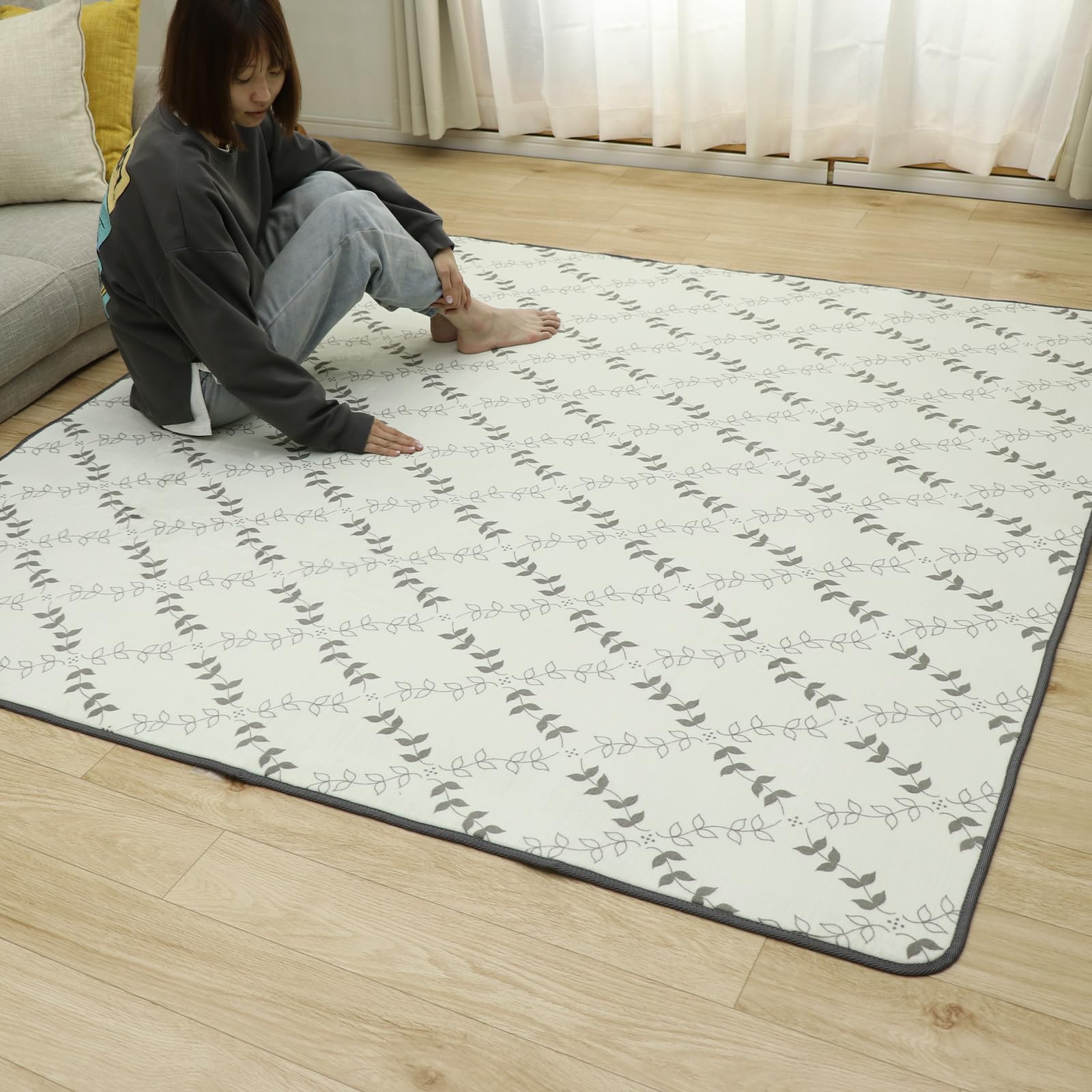 ・サイズ:185×185cm ・表地:ポリエステル100% ・中材:ウレタンフォーム約8mm(加工前) ・裏面:不織布(滑り止め加工) ・重量:約1.7kg ・生地密度:超高密度マイクロファイバー(180g/m2) ・機能:滑り止め加工、通...