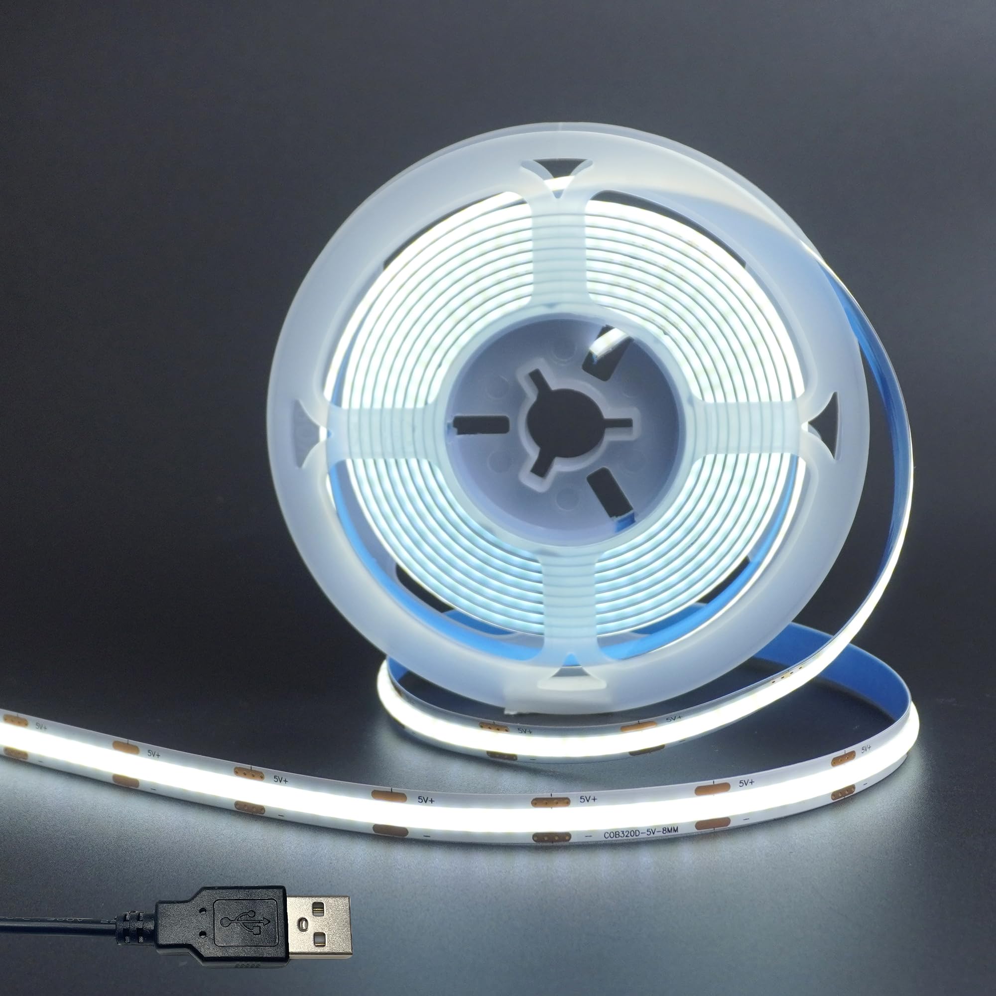 ・電圧:5V ・長さ:1M ・色温度:6500K(昼白色) ・LED密度:320LEDs/M ・幅:8mm ・消費電力:8W/M ・演色性:CRI90+ ・防水規格:IP20 ・電源:USB給電 ・ケーブル長:1M