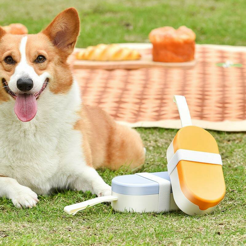 【犬 水飲み器 2in1デザイン】 犬 給水器 ワンちゃんが好むきいろを採用しています。可愛いアイス形状のペットボトルで、片側は90gのエサ、もう片側は250mlの水を収納可能。散歩時の荷物を減らし、ワンちゃんの食事と水分補給を一度に解決【...