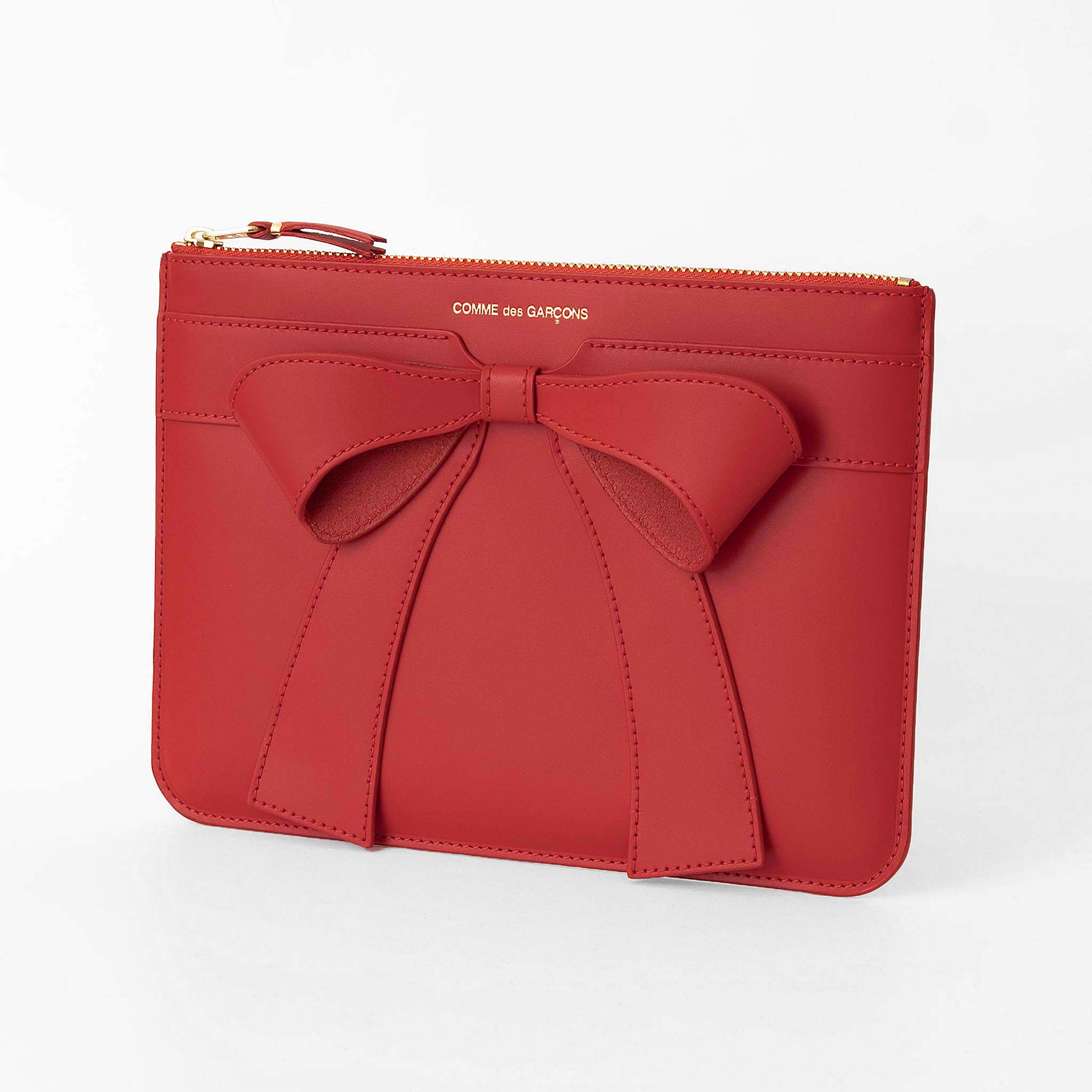 ブランドCOMME DES GARCONSはこちら1969年にデザイナー・川久保玲によって誕生したコム デ ギャルソンは、日本を代表するファッションブランド。81年のパリコレで黒を用いたファッションを発表し、「黒の衝撃」と言われ、一躍ファッ...