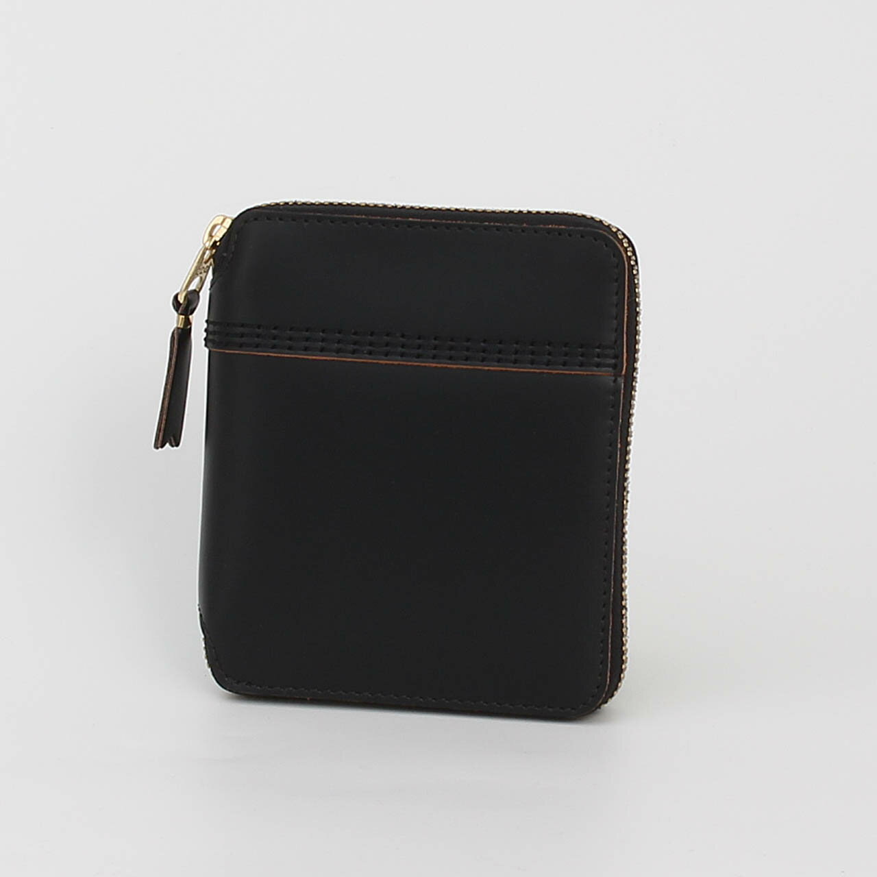 ブランドCOMME DES GARCONSはこちら1969年にデザイナー・川久保玲によって誕生したコム デ ギャルソンは、日本を代表するファッションブランド。81年のパリコレで黒を用いたファッションを発表し、「黒の衝撃」と言われ、一躍ファッ...