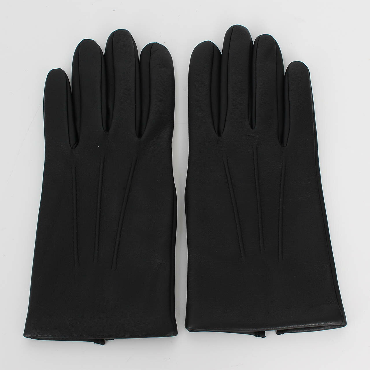 ブランドDENTSはこちら1777年、英国の都市ウースターにて、ジョン・デントによって設立されました。革の鑑別と裁断技術に優れた才能を持ったデンツが作り出す手袋は、手にしていることを忘れてしまう程のフィット感を持つことから『シークレットフィ...