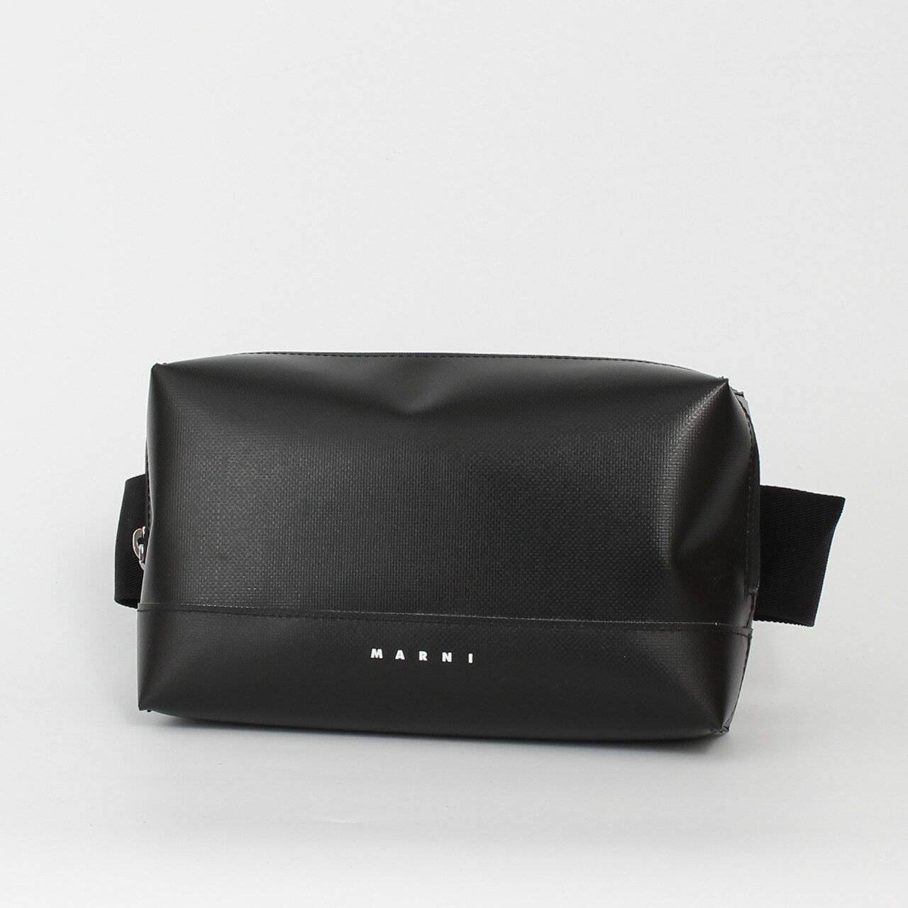 ブランドMARNIはこちらイタリアの有名な毛皮メーカー「CiwiFurs」の社長夫人、コンスエロ・カスティリオーニが「自分が本当に着たいものを、自分の手で作りたい」という想いのもと、1994年に立ち上げ。世界中にファンを抱えるMARNIのコ...