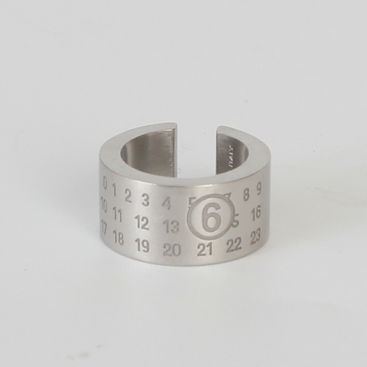 ブランドMM6 MAISON MARGIELAはこちら1988年にパリで設立されたメゾン・マルジェラ。コレクションには「カレンダータグ」と呼ばれるタグが付けられ、コンセプトによってナンバリングされています。その中で「コンテンポラリー」をコン...