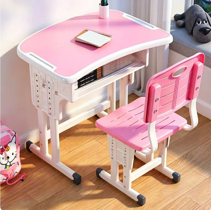 製品仕様 寸法: このテーブルとチェアのセットは 6 色からお選びいただけます。 大容量のデスクトップデザイン、アップグレードされた大きな引き出しスペースにより、より多くの学用品を保管できます。 安全、無臭、耐久性があり、変形しにくいです。...