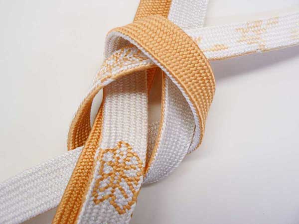 　 　 　 　 正絹帯〆・高麗組 素材・・・　　正絹　100％　　　礼装〜おしゃれ着にどうぞ。 ・片面はパールラメの色合いでお洒落です。 特徴・・・正絹組紐・帯〆。　高麗紐・・礼装に、お洒落にお使いいただきたい帯〆です。 お洒落な装いのポイ...