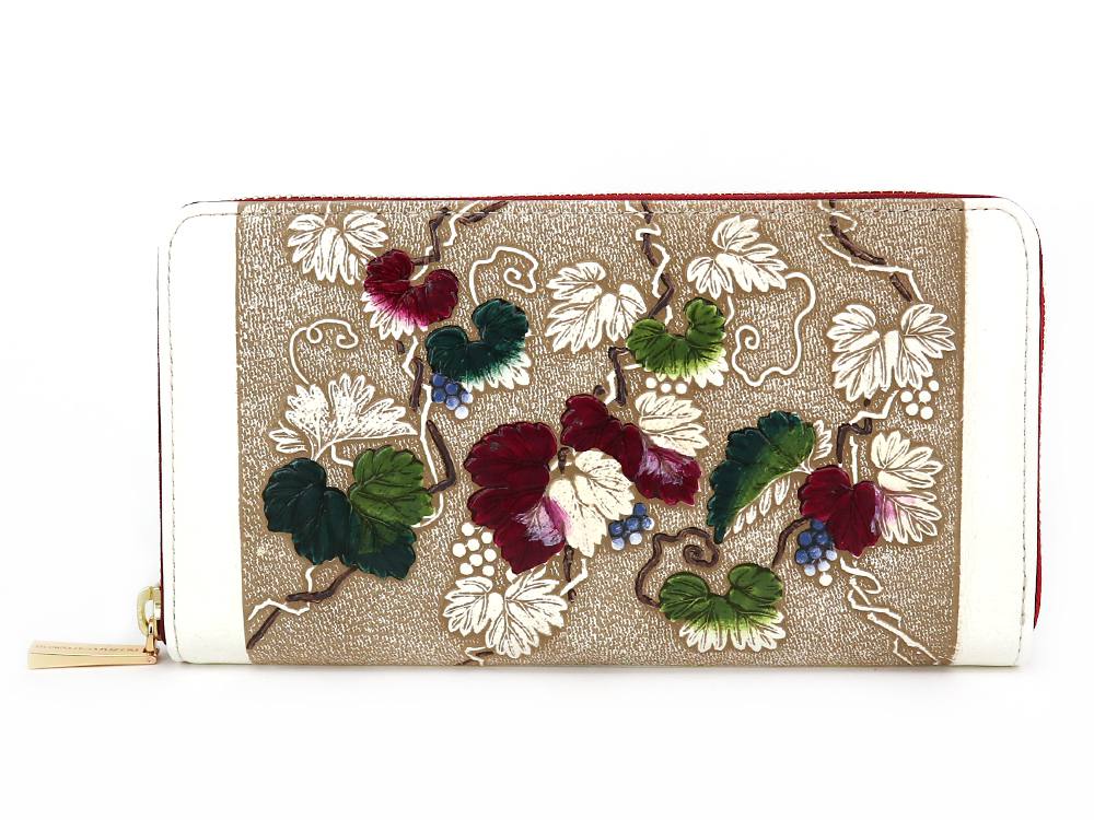 ファスナー付きのベーシックな長財布です。大きく開いて、仕切りもたくさん。急いでいる時も、ひとまず物を詰めてファスナーさえしめてしまえば安心です。縦幅が大きめで、通帳も入るサイズなので、お出かけ先で記帳を済ませたい時にはお財布にひとまとめ。※...