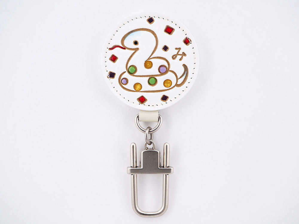 商品情報 マグネット入りで、冷蔵庫や玄関など、金属部分にピタッと鍵を留められます。いつも目につくところにあると鍵の取り忘れも減ります。 車に乗る方なら、キーケースよりもキーホルダーの方が便利なことも・・・。 贈り物やおみやげなどにも手軽なの...