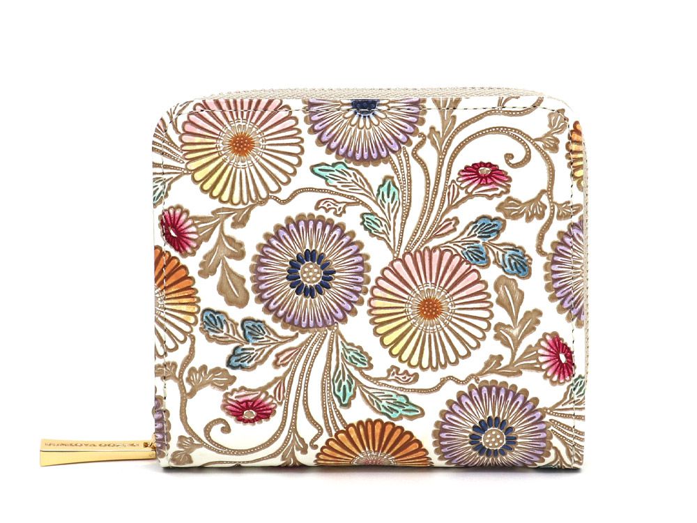 商品情報 ベーシックな形が根強い人気の、二つ折りファスナー付き財布です。従来の二つ折り財布よりひとまわり小さくコンパクトになりました。小銭入れの中にもカードポケットをつけて使い勝手もUPしています。 ［素材］：牛革　他 ［サイズ］：横105...