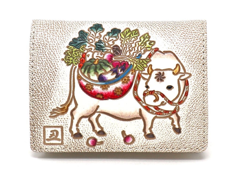 商品情報 小銭入れですが、折ったお札やカードもしまえます。 お散歩ついでのお買い物や、ランチタイムの外出もこれ1つで。定期入れと兼ねてもいいですし、箱型なので、薬入れや、メモリースティック入れにしているお客様もいらっしゃるほど。男性・女性問...