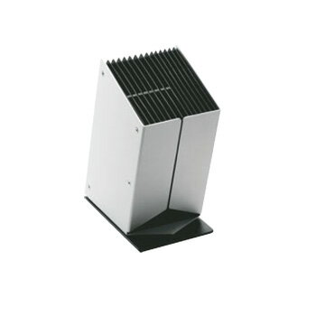 【外寸】130mm×210mm×H275mm 【材質】本体／アルミニウム＃5052（板厚2mm） ナイフホルダー／ポリプロピレン ベース／＃A3スチール（板厚4mm） 支柱／ファイバー30％ナイロン ※刃渡21cmまでの庖丁が収納できます。