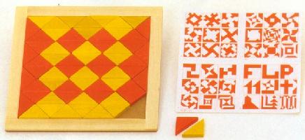 2色の2等辺三角形を使ってパターンをつくります。木枠があるので作っている最中でもパターンが崩れにくいのも特長です。パターン表には180の例が出ており、好きな模様から作ってみるとよいでしょう。 形が一定ですのでパーツの組み合わせに苦労すること...