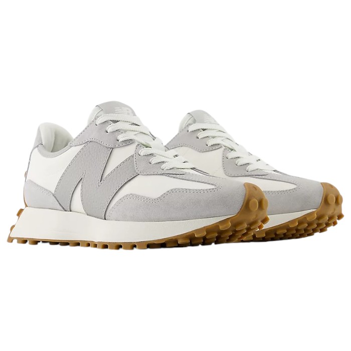 70年代のレーシングシューズをインスピレーションとした洗練されたデザイン。クッション性と軽量設計で一日中快適な履き心地をお届けする、スタイリッシュなレディーススニーカーです。 ▼ 商品の特徴 レトロなシルエット：70年代のニューバランスレー...