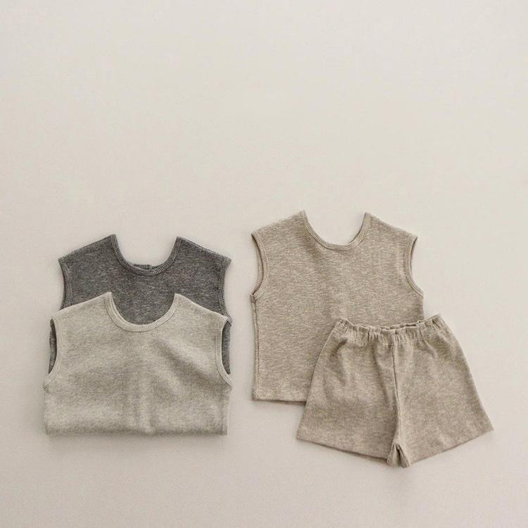 ・カテゴリ: 子供服・スタイル: 韓国風・セット内容: 2点セット・対象年齢: 1〜3歳・袖丈: ノースリーブ・フード: フードなし・パンツ丈: ショートパンツ・素材加工: 柔らかい加工・厚み: 普通・柄: 無地・トップスタイル: プルオー...