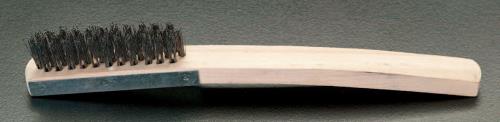 仕様：●ブラシサイズ:15×90mm●線径:0.3mm●行数:3行●毛丈:20mm●全長:275mm●ブラシ材質:スチール(波線)●重量:100g●背部は金属板張り●木柄商品画像に関する注意事項：●画像に数字等の情報が入っている場合は、　品...