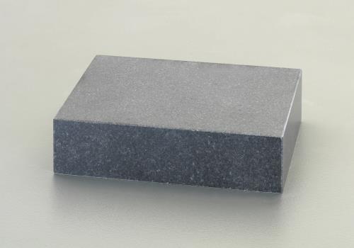 仕様：●メーカー:新潟精機●型番:G2525●平面度:3μm●サイズ(mm):250×250×70●重量:14kg●材質:花崗岩●用途:平面度、平行度、真直度測定、加工品の芯出し、ケガキ作業および組立作業に●JIS0級相当●経年変化がほとん...