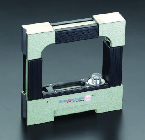 仕様：●測定範囲:0~±5mm/m●最小目盛:0.05mm/m●木箱入●幅:40mm●フレームは鋳鋼製●感度:0.01mm/m●サイズ(mm):200×200●重量(kg):4.0商品画像に関する注意事項：●画像に数字等の情報が入っている場...