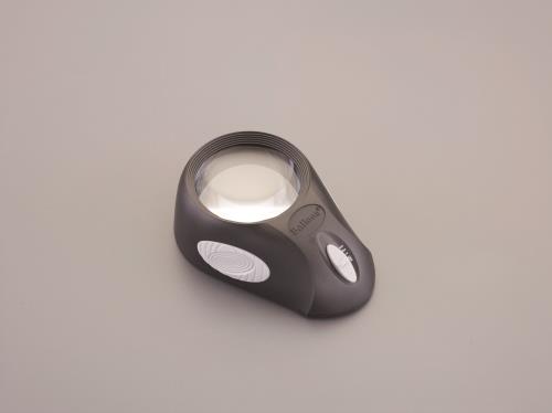 仕様：●倍率:3倍●レンズ径:φ65mm●本体サイズ:140×93mm●光源:LEDチップ●電源:単4電池×3本(付属)●プラスチックレンズ●※付属電池はテスト電池ですので新しい電池をご購入下さい。商品画像に関する注意事項：●画像に数字等の...