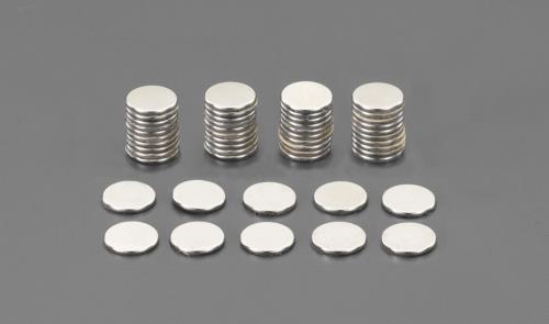 仕様：●直径:15mm●厚み:1.0mm●極性:N極●吸着力:0.8kgf●使用温度:80°C以下●材質:ネオジウム磁石(N42・ニッケルメッキ加工)●入数:50個●流通している磁石の中で最高の磁気特性を持ち、機械的強度に優れるネオジウム磁...