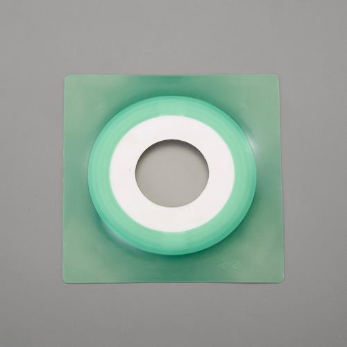 仕様：●サイズ:205×205×1mm●材質:ポリエチレン+熱可塑性エラストマー●用途:換気口●適応パイプ外径:106~116mm●穴径(mm):φ100●パイプに差し込んで左右・上部を防水テープで止めるだけで伸縮性の高い軟質樹脂がしっかり...