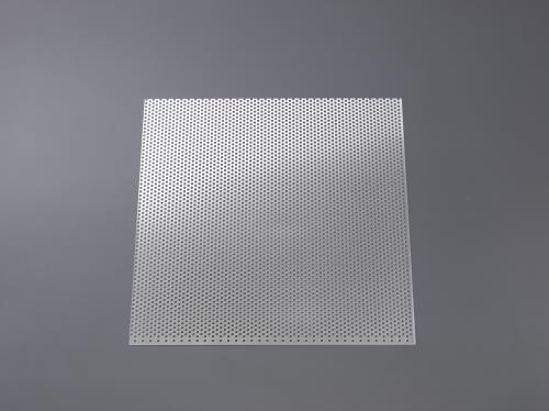 仕様：●材質:アルミ鋼板●サイズ:500×500mm●穴径:5mm●ピッチ:8mm●厚み:2.0mm●アルミ合金番号:A1100●調質番号:H14●片面にポリエチレン製の保護フィルム付き●輸送や施工時に表面を保護し、仕上がりまで美観を保ちま...