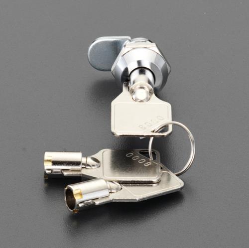 仕様：●材質:黄銅●仕上:クロムメッキ●シリンダー径:15mm●最大適用板厚:5.5mm●重量:26g●小型サイズのキャビネット等に最適です。●同一鍵商品画像に関する注意事項：●画像に数字等の情報が入っている場合は、　品番末尾が対象商品の画...