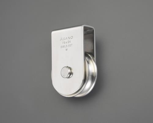 仕様：●材質:SUS304(ブッシングは砲金)●重量:1330g●使用荷重:950kg●車径:100mm●使用ロープ径:~22mm●全長:132mm●滑車上部のフラット面を柱、梁などに溶接して使用するためのステンレス滑車です。シーブには含油...