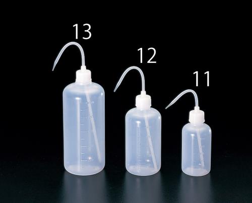 仕様：●材質:ポリエチレン●容量:500ml●サイズ:φ78×245mm●目盛単位:50ml●重量:約70g●側面目盛付●ボトルを握りこむとノズルから液体が噴出します。商品画像に関する注意事項：●画像に数字等の情報が入っている場合は、　品番...