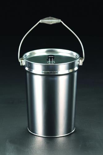 仕様：●メーカー:テラモト●型番:SU-267-500-0●容量:8.2L●材質:ステンレス●サイズ:265×296(H)mm●重量:約725g●タバコの吸殻や茶がらを回収する専用のステンレス収集缶です。●本体に掛けられるフックがフタについ...
