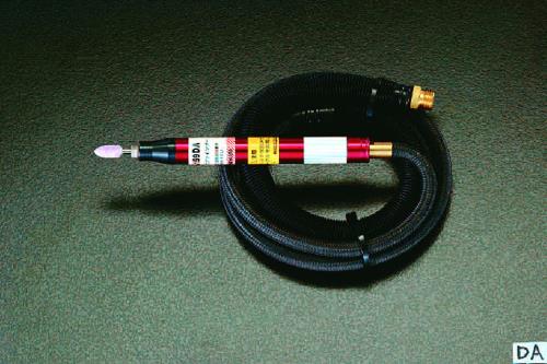 仕様：●ハンドル長:135mm●総重量:約400g●使用圧力:0.64MPa●エアー消費量:57L/min●回転数:54,000rpm●吸入口:R(PT)1/4”●チャックサイズ:3mm●ホース長:1.36m●使用コンプレッサー:2.2kw...