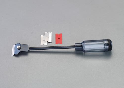 仕様：●全長:280mm●刃幅:40mm●材質:本体:スチール、ハンドル:樹脂●刃が交換式なので長く使えます。●ステッカーはがし等に最適な刃形状です。●付属品:スチール刃×3枚、プラスチック刃×1枚(ハンドル内に収納可能)商品画像に関する注...