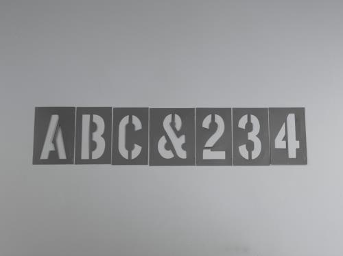 仕様：●〈セット内容〉:アルファベット(A~Z):26枚、数字(1~0):10枚、ダッシュ・ピリオド・&・$・A・E・R・S・スペース大・スペース小:各1枚(合計:46枚)●材質:プラスチック●1字1字単独で使用でき、数枚つなげて使用するこ...