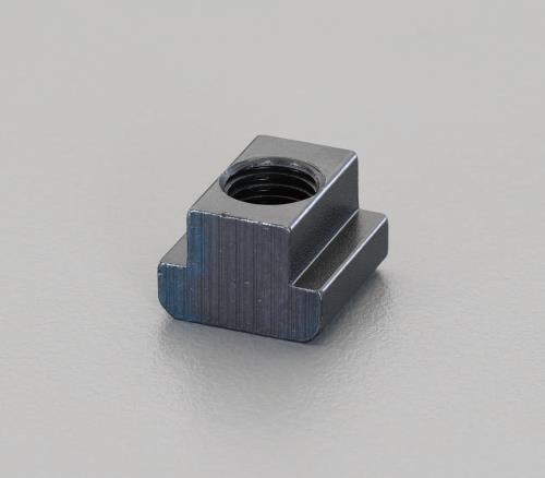 仕様：●材質:焼入鋼 (C45)●適合T溝:22●適合ねじ:M20●Aサイズ:28mm●Cサイズ:35mm●Dサイズ:14mm●硬度:HRC22~30●スタッドボルトのベースとして一緒に御利用下さい。Tスロット差込です。●底面貫通タイプ商品...