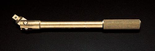 仕様：●材質:アルミニウム青銅●差込角:1/2”●全長(mm):305●重量:930g●米職業安全衛生管理局(OSHA)/全国防火協会(NFPA)も推奨アンプコ製品は、アメリカの消防・軍隊・ミサイル工場等、様々な現場で使用されています。●ノ...