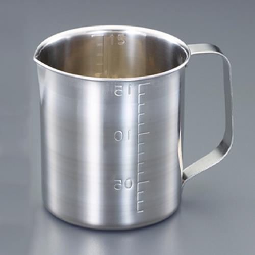 仕様：●容量(ml):1500●目盛単位:200mlを下限とし、100ml●サイズ(mm):φ120×140(H)●材質:ステンレス(18-8)●重量:約330g●仕様:注ぎ口付●薬品、オイル等の計量にご使用下さい(長期保存はしないで下さい...