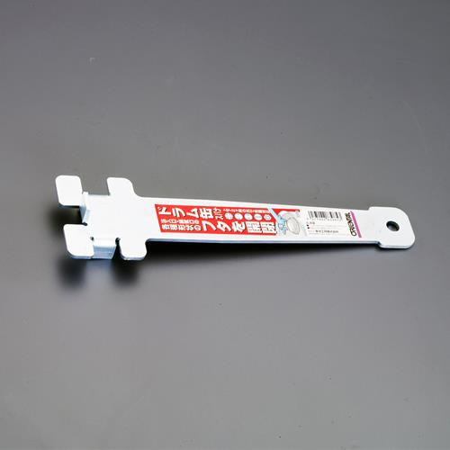 仕様：●メーカー:東洋工具●型番:DSS-26●用途:ドラム缶の注入口・排気口のフタ開閉作業に●サイズ:260×70×33mm●重量:250g●材質:スチール●上下2ヶ所の爪で各種のフタに対応●オールスチール製ですがハンマー等で強く叩いて使...